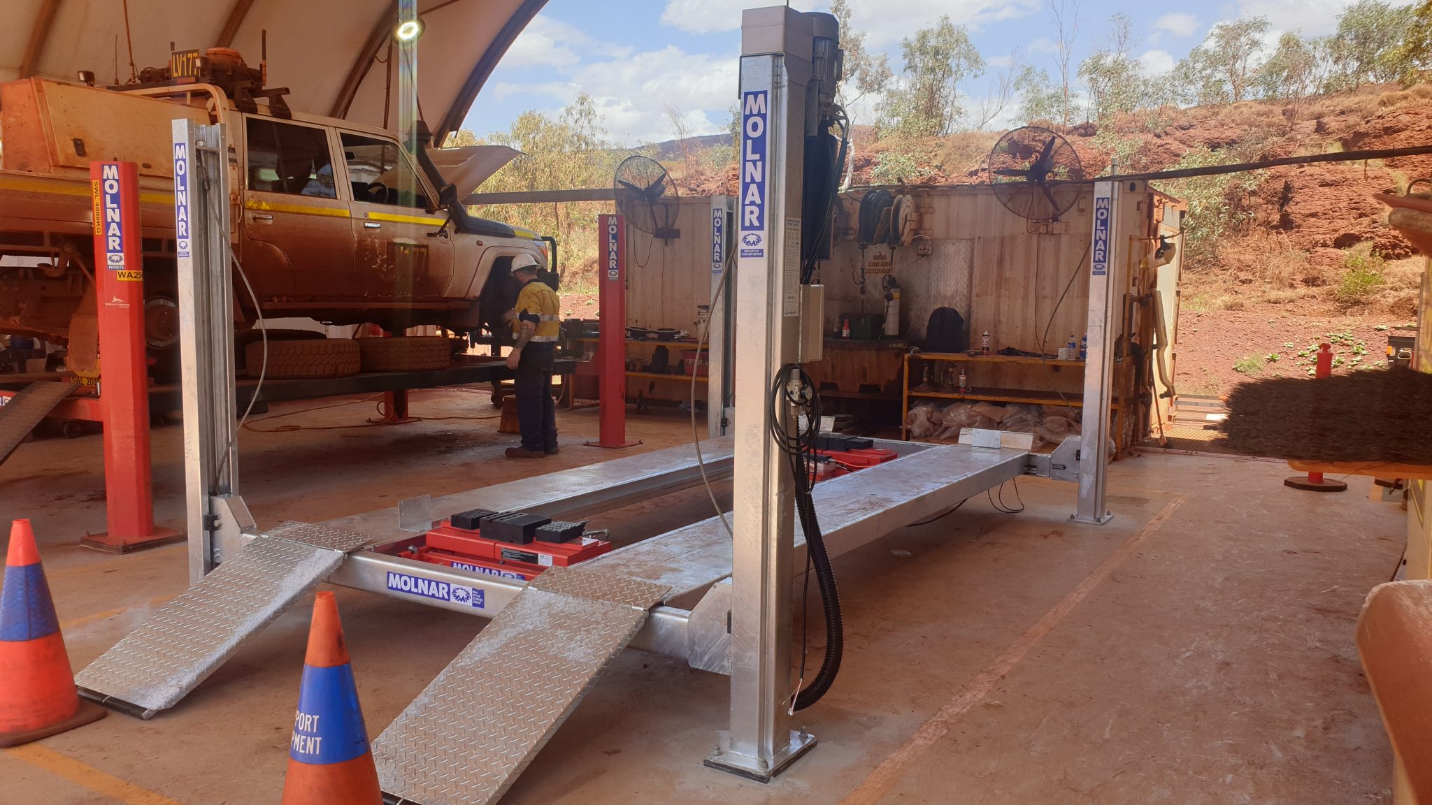 Molnar SM440 S 4 Post Service Hoist 4t P M Automotive Equipment Molnar SM440 S 4 Post Service Hoist 4t P M Automotive Equipment